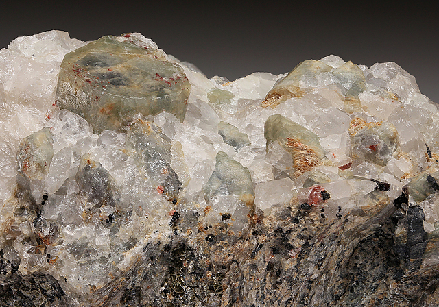 Pinite (Var: Polychroilite), Quartz