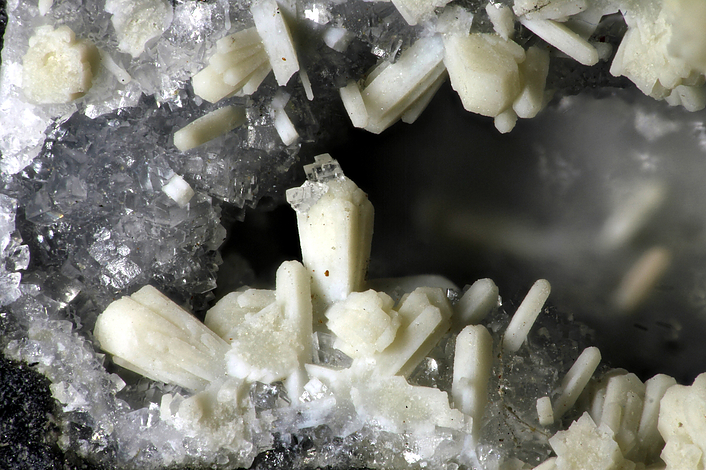 Montmorillonite: Mineral information, data and localities.